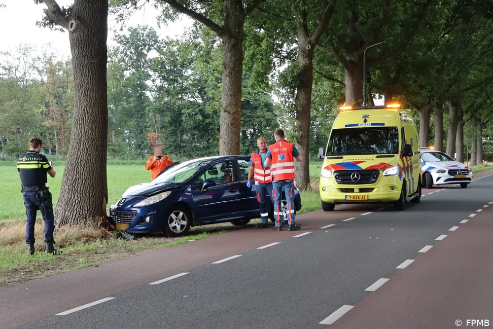 Vrouw botst met auto frontaal tegen boom in Kaatsheuvel